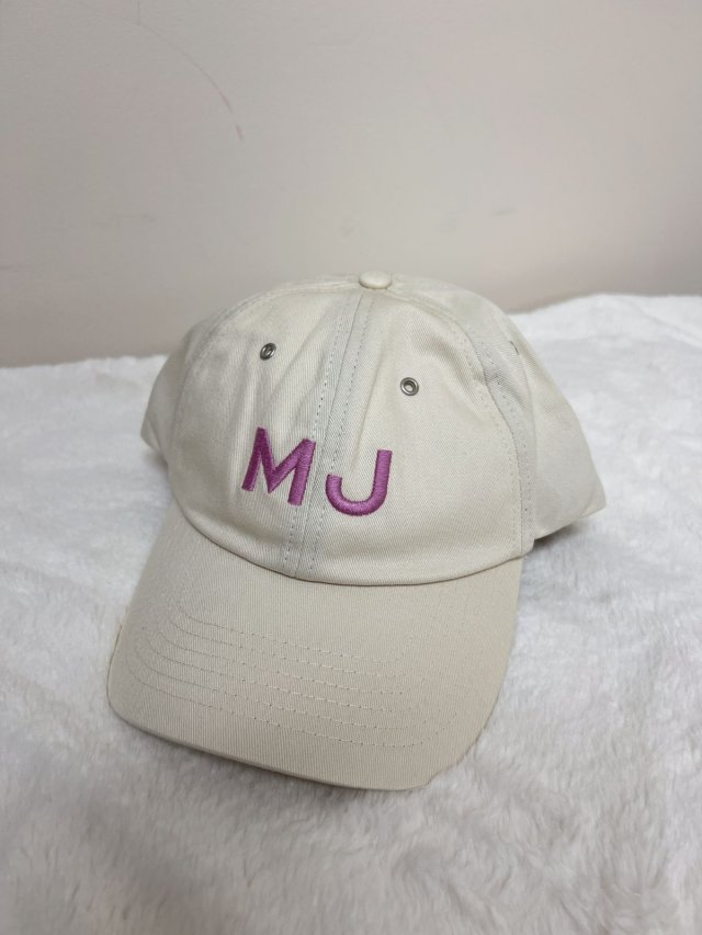 MJ MJ Logo Baseball Cap Chalk - 陳記美加代購
