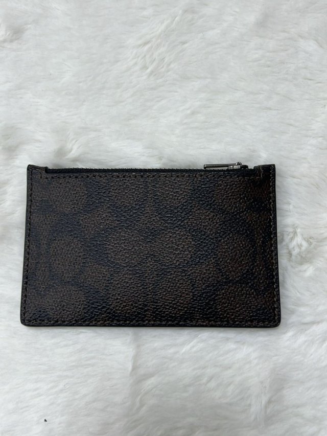 Coach M dark logo with white slim zip card holder - 陳記美加代購